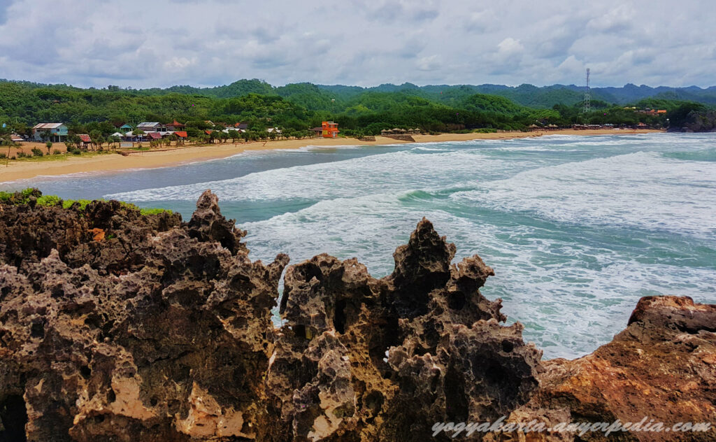 Pantai Krakal Gunungkidul Jogja, Pesisir Laut Berlatarkan Pebukitan ...